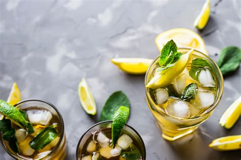 회색 콘크리트 바탕에 레몬 민트와 얼음 차가운 차 몇 유리 유리 여름 냉각 음료입니다 평면도 평평 하다 Copyspace 0명에 대한 스톡 사진 및 기타 이미지 Istock