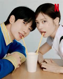 정해인 정소민 넷플릭스 화보  연예이슈 수다방 네모판