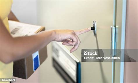 패키지 배송 문입니다 배달 사람 울리는 초인종 판지 상자를 들고 하는 여자 여성 택배 고객의 집 온라인 주문 제공 문에 대한