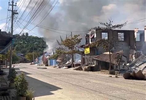 ဆိုင်းတောင်ကျေးရွာရှိ နေအိမ်များကို စစ်ကောင်စီမီးရှို့ဖျက်ဆီးနေ သံလွင်ခက်