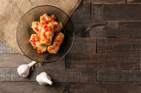 삶은 양배추 롤의 한 부분과 쌀과 고기로 채워진 토마토 소스가 마늘 근처의 검은 유리 판에 담긴 소박한 나무 테이블 갈색에 대한 스톡 사진 및 기타 이미지 Istock