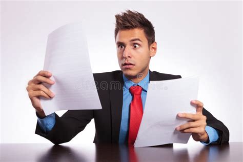 Удивленный человек читает письмо на столе Стоковое Изображение