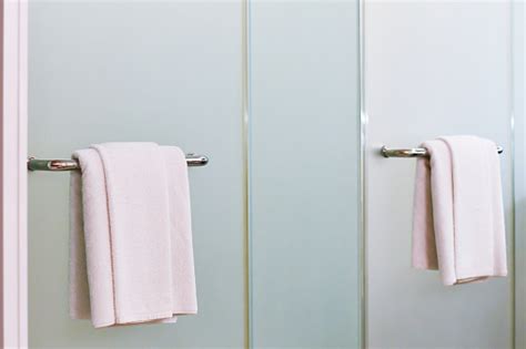 유리 필름 디자인 서리가 내린 필름 유리 스티커 패턴 현대 사무실 개념으로 잘라 직장에서 의 개인 정보 보호 관리자 룸 내부용 유리 벽 아이디어 샤워시설에 대한 스톡 사진