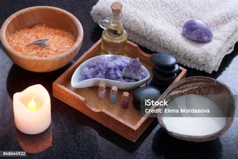 스파 트리트먼트와 함께 우유와 코코넛 껍질 오렌지 목욕 소금 보라색 마사지 소금 뜨거운 돌 아로마 오일과 부드러운 수건으로 설정합니다 갈색에 대한 스톡 사진 및 기타 이미지