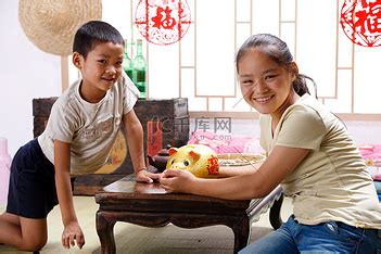 两人一起搬桌子图片 两人一起搬桌子素材 两人一起搬桌子模板图片下载 千库网