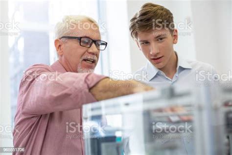 3d 프린터에 대 한 자신의 지식을 공유 하는 수석 엔지니어 3차원 인쇄에 대한 스톡 사진 및 기타 이미지 3차원 인쇄 3차원 형태 Qualification