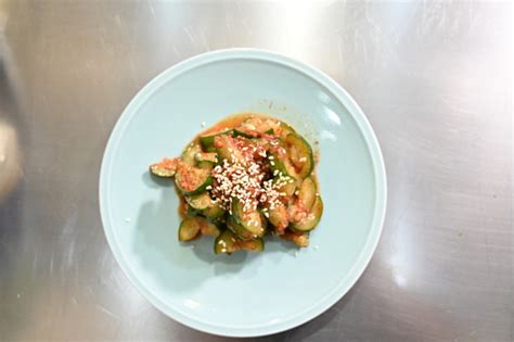 Oi Muchim 그릇에 참깨와 다진 칠리 페퍼를 곁들인 한국의 매운 오이 샐러드 0명에 대한 스톡 사진 및 기타 이미지 0명 건강한 식생활 곁들이는 요리 Istock