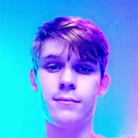 Ben40kabenceach เรื่องราว Snapchat ตลอดจน Spotlight และเลนส์