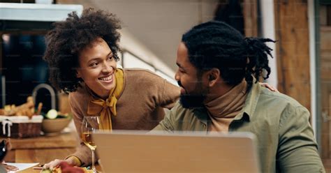 집에서 노트북을 사용하면서 대화하는 행복한 아프리카계 미국인 부부 초점은 사람에게 있습니다 사진 Unsplash의 성인 전용 이미지