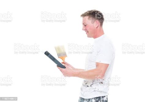 2029세의 어른 잘생긴 자백의 다운 사이드 뷰 허리까지 코카서스 젊은 남성 남성 화가 집화가가 흰색 배경 앞에 서서 웃고 행복 쾌활한 그림 20 29세에 대한 스톡 사진