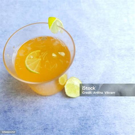 오렌지 시럽과 얼음 조각 흰 배경에 아름답게 놓인 유리 안팎의 레몬 슬라이스가 있는 유리에 레몬 주스 각얼음에 대한 스톡 사진 및 기타 이미지 Istock