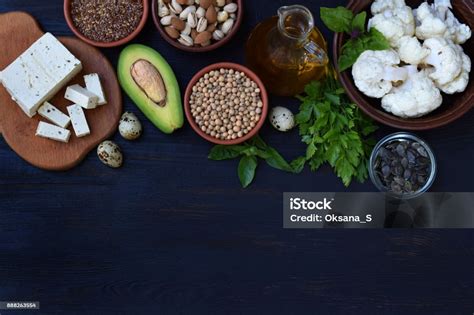 불포화 지방산 오메가 3견과류 두 부 아보카도 계란 콩 아마 호박 씨앗 콜리플라워 딜 식물성 기름 평면도 건강 식품을 포함 하는 제품의 구성 0명에 대한 스톡 사진 및 기타