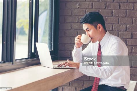 아시아 잘생긴 사업가 노트북과 커피가 게에서 야외 작업 및 커피의 컵을 손에 들고 Wifi 무선 연결 기술을 사용 하 여 사무실 밖에 서 작업 기술 개념입니다 개념에 대한