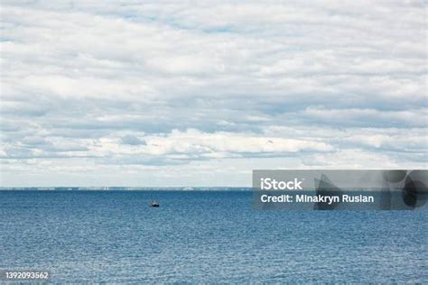 구름이 있는 푸른 하늘을 배경으로 바다의 아름다운 풍경 가을에 대한 스톡 사진 및 기타 이미지 가을 겨울 경관 Istock