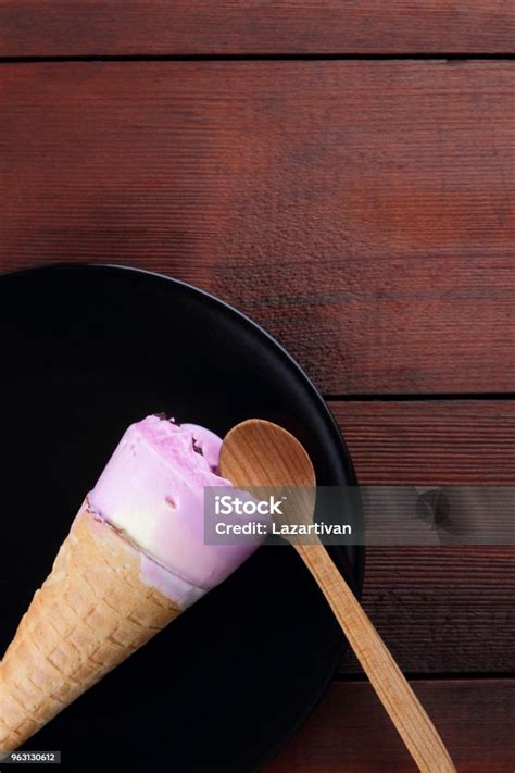 검정 잉크 판에 초콜릿 아이스크림 콘 어두운 나무 배경에 아이스크림입니다 나무 숟가락으로 와플 컵에 차가운 우유 디저트 미니의 스타일에서 여름 차가운 디저트 0명에 대한