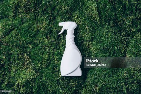 녹색 잔디 이끼 배경에 청소 제품 가정용 화학 물질 또는 액체 세탁 세제의 흰색 플라스틱 병 맨 위 보기입니다 플랫 레이 공간을 복사합니다 세제 병 녹색에 대한 스톡 사진