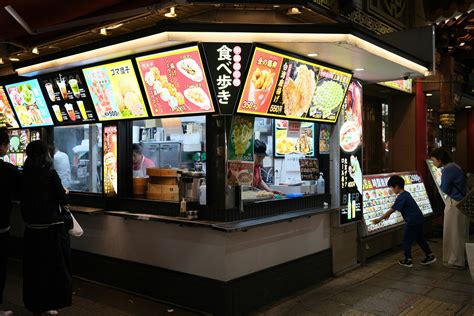 가로등 거리 사진 거리 장면 걷고 있는 사람 낮 도시 경관 도시 산책 도시 생활 도시 전경 도시 탐사 도시 풍경 도시의 삶 도심 동부 건축 라면