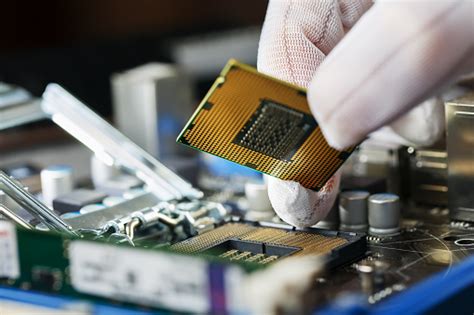 컴퓨터 기술의 전자 엔지니어 마더보드 구성 요소의 유지 관리 컴퓨터 Cpu 하드웨어 업그레이드 Pc 수리 기술자 및 산업 지원