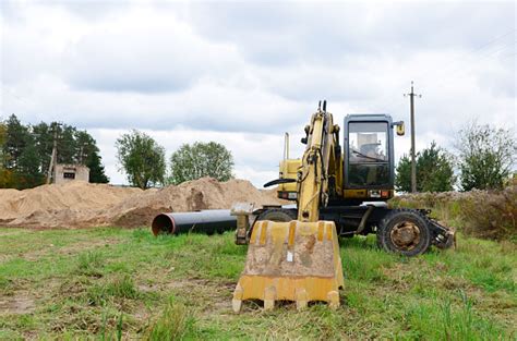 굴삭기는 산업용 가스 및 오일 파이프의 설치를 위해 땅을 파고 있습니다 천연 가스 파이프 라인 건설 작업 가솔린에 대한 스톡 사진 및 기타 이미지 Istock