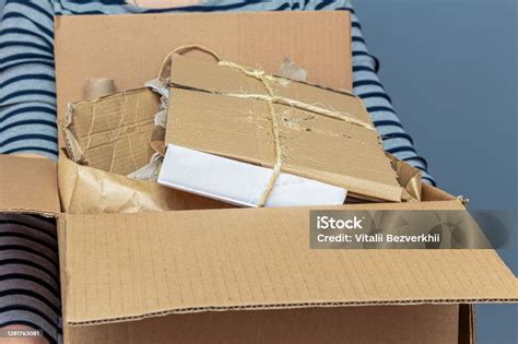 종이로 골판지 상자를 들고 소녀 만화사용 폐기물 재활용 쓰레기 아이에 대한 스톡 사진 및 기타 이미지 아이 재활용 재활용 기호 Istock