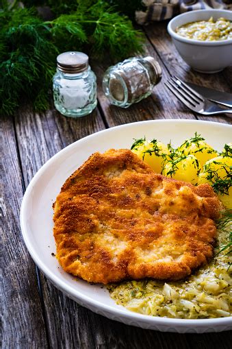 삶은 감자와 함께 빵가루 입힌 튀긴 돼지 갈비와 나무 테이블에 양배추 요리 0명에 대한 스톡 사진 및 기타 이미지 0명