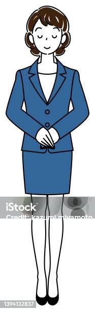 양복을 입은 예쁜 여자가 머리를 약간 숙이고 고개를 숙인 채 전장 서있는 모습 상단에 오른손으로 접힌 손의 그림 벡터 20 29세에 대한 스톡 벡터 아트 및 기타 이미지