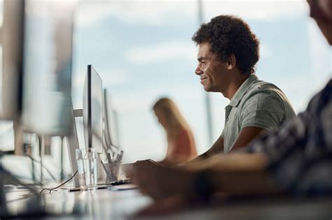 사무실에서 데스크톱 Pc로 작업하는 웃는 프로그래머 컴퓨터 프로그래머에 대한 스톡 사진 및 기타 이미지 컴퓨터 프로그래머 It 지원 그래픽 디자이너 Istock