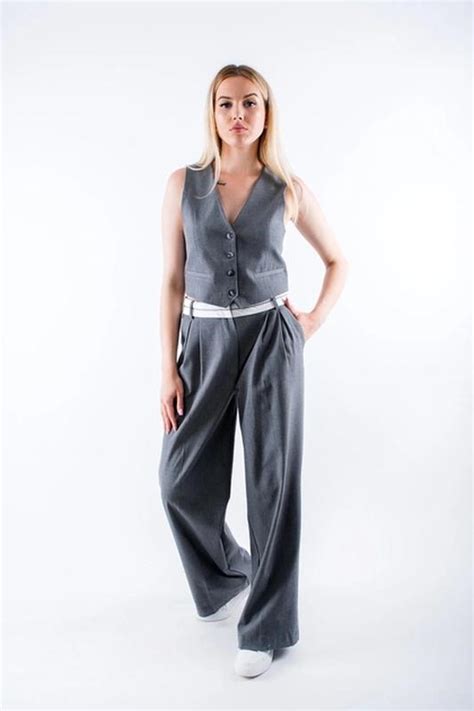 Жіноча жилетка костюмна на 4 ґудзиках — ціна 100 грн у каталозі Жилетки Купити жіночі речі за