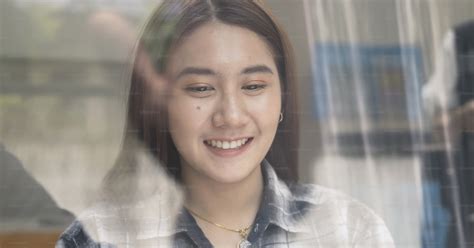 커피숍에서 일하는 웃는 여자의 유리 벽을 통해 볼 수 있습니다 사진 Unsplash의 앉아 이미지