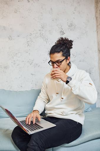 잘 생긴 젊은 남자 곱슬 검은 머리와 노트북과 실내 음료 의 컵 30 34세에 대한 스톡 사진 및 기타 이미지 30 34세 곱슬 머리 남성 Istock