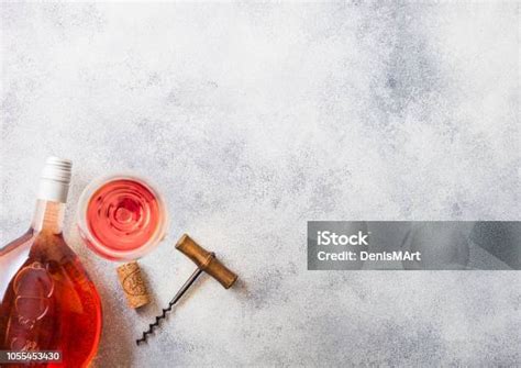 병 및 코르크와 코르크 오프너에 돌 부엌 테이블 배경으로 핑크 장미 와인 잔 최고의 볼 수 있습니다 텍스트를 위한 공간 건조한에