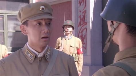 团长进门被小兵拦，下秒掏出军官证，小兵：里面全是团长腾讯新闻