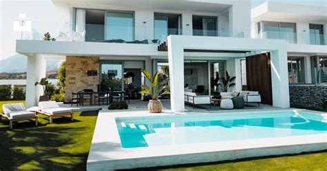 흰색과 파란색 콘크리트 건물 사진 Unsplash의 무료 집 이미지