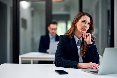 사려 깊은 예쁜 여성 직원이 사무실 테이블에서 노트북으로 일합니다 2명에 대한 스톡 사진 및 기타 이미지 2명 30 34세