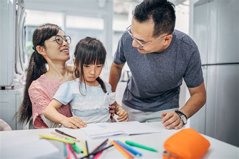 색칠 하기 책을 함께 채우는 것 가족에 대한 스톡 사진 및 기타 이미지 가족 컬러링 북 페이지 일러스트레이션 기법 가정 생활 Istock