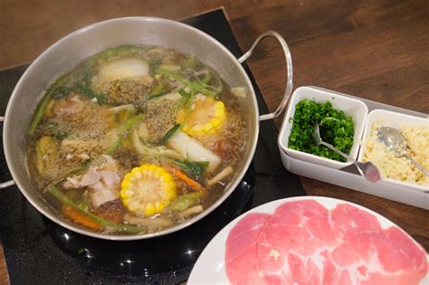 요리 음식으로 살 쇠고기 돼지고기 넣고 야채에 대 한 뜨거운 남 비에 게 스키야키 또는 샤 브 샤 브 일본 샤 브 샤 브 뷔페 레스토랑에서 건강한 생활방식에 대한 스톡 사진