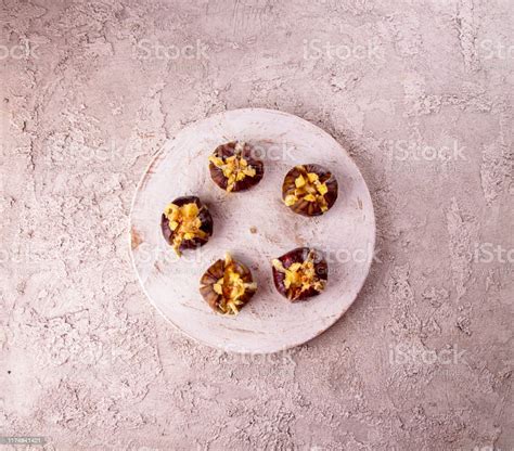 잘 익은 무화과는 젖소의 우유 치즈 브리와 Camambert로 구운 회색 콘크리트 배경에 민트 잎으로 장식 된 빵 부스러기로 뿌려 건강한 식생활 개념 상단 보기 0명에 대한