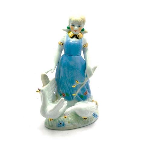 Статуетка дівчинка з гусями порцеляна 16 5 11 7 см — ціна 435 грн у каталозі Статуетки Купити
