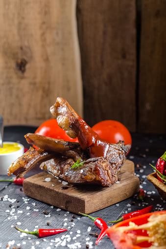 구운 쉬 쉬 케밥 고기 쇠고기 스테이크를 나무 빈티지 오래 된 소박한 보드와 종이 칠리 토마토 소스와 함께 햄버거 테이블 상단 측면 아래 샷에 구운 요리 고기에 대한 스톡