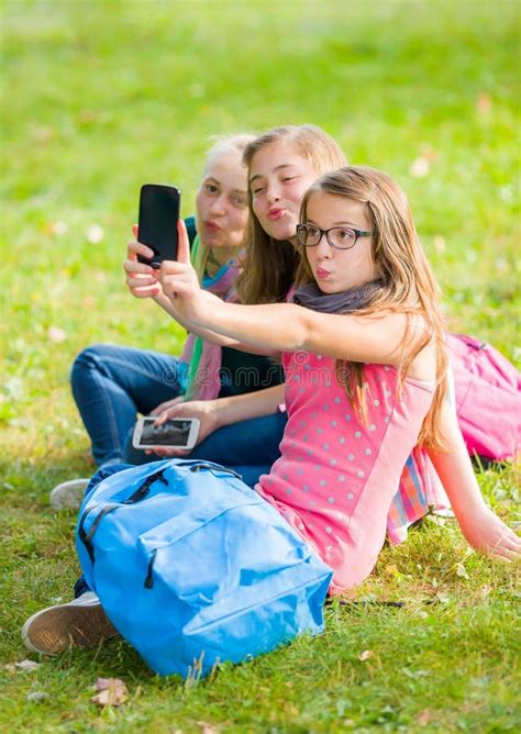 Adolescentes Prenant Le Selfie En Parc Image Stock Image Du