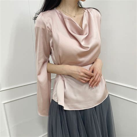 새틴 트임 커프스 드레이핑 벨트 블라우스여신룩