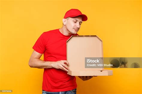 빨간 모자 티셔츠 주는 음식 주문 피자 상자 노란색 배경에 고립에 배달 남자 남성 직원 Pizzaman 또는 골 판지 Flatbox에서 이탈리아 피자를 들고 유니폼에 택배