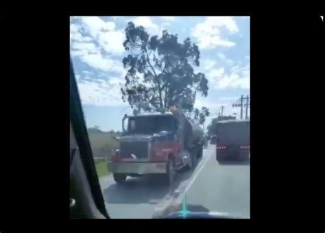 Fuertes Imágenes Motociclista Muere Aplastado En Las Llantas De Un
