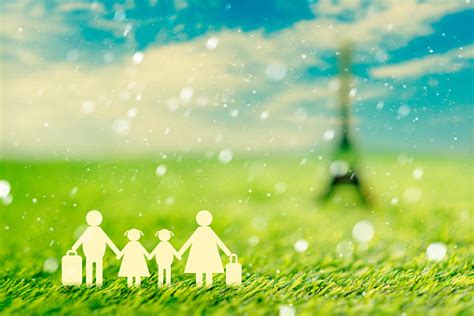 종이 절약 및 녹색 잔디 눈 배경 개념 여행 가족의 커트 여행 개념입니다 가족에 대한 스톡 사진 및 기타 이미지 가족 관광 통화 Istock