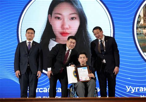 16 нас хүрч иргэний үнэмлэхээ авсан сурагчид иргэний андгай өргөв