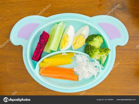 Bebé Llevó La Comida Del Destete Blw Para El Bebé Fotografía De