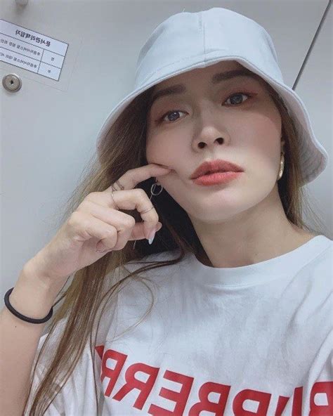 황보 누디한 메이크업도 찰떡…힙한 감성 셀카 인증 네이트 연예