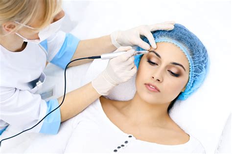 여자 얼굴에 눈 썹 문신을 하 고 전문 미용사 뷰티 살롱 근접 촬영에서 영구 눈 썹 메이크업 미용 치료 눈썹에 대한 스톡 사진 및 기타 이미지 Istock