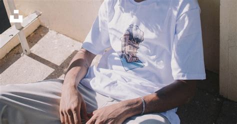 흰 티셔츠를 입고 있는 남자 사진 Unsplash의 무료 머리 이미지