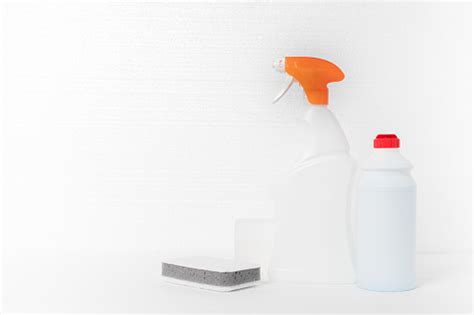 청소 회사 개념 배관 싱크대 욕조 흰색 배경에 병에 담긴 변기 용 스폰지 및 청소제 0명에 대한 스톡 사진 및 기타 이미지 0명 가사 집안일 가정 생활 Istock